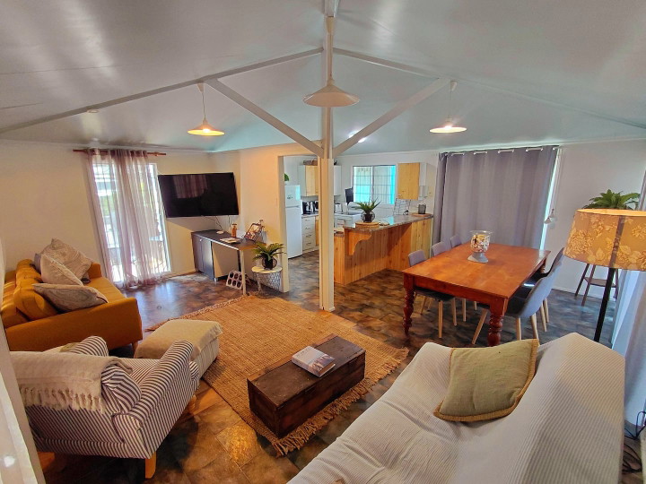 Sand Miners Retro Rainbow Beach Cottage - Rainbow Beach