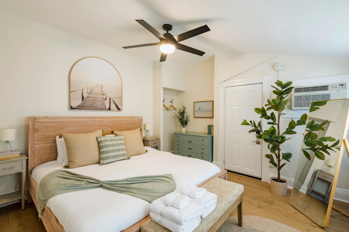 Beachy 1bdrm W/ King Bed | Downtown St. Pete - St. Petersburg, FL