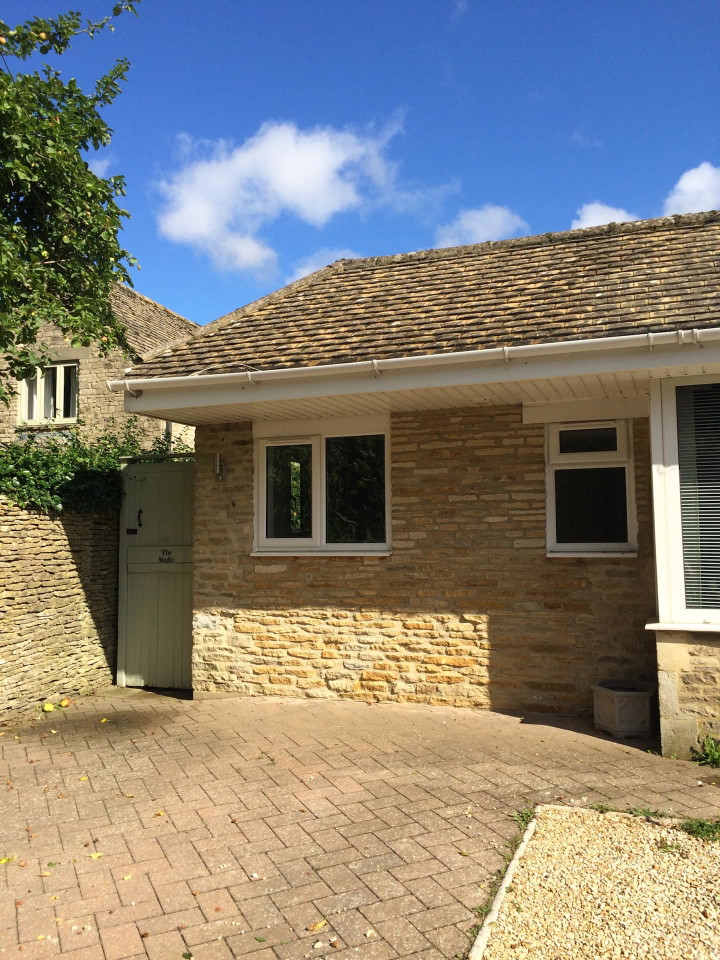 Recientemente Convertido Apartamento Independiente Con Jardín En El Pueblo De Cotswold - Oxfordshire