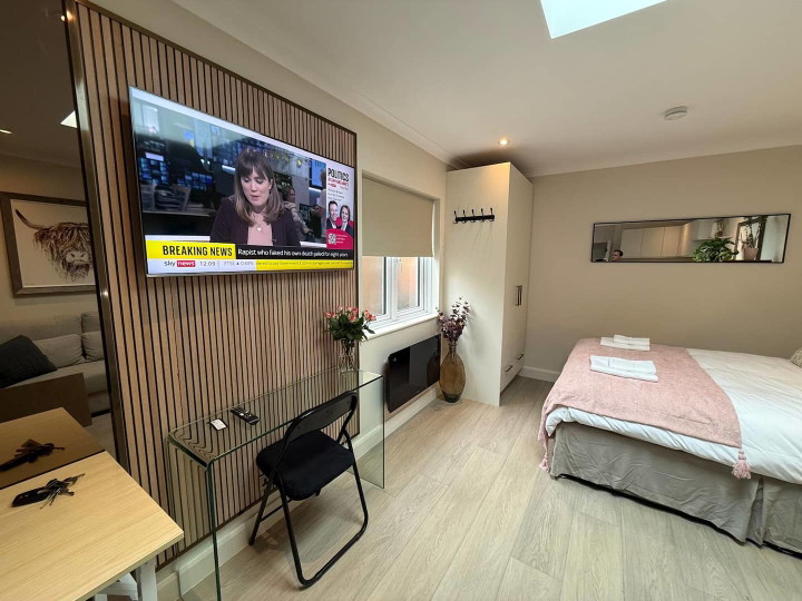 Famous Wimbledon Studio - White. - Epsom