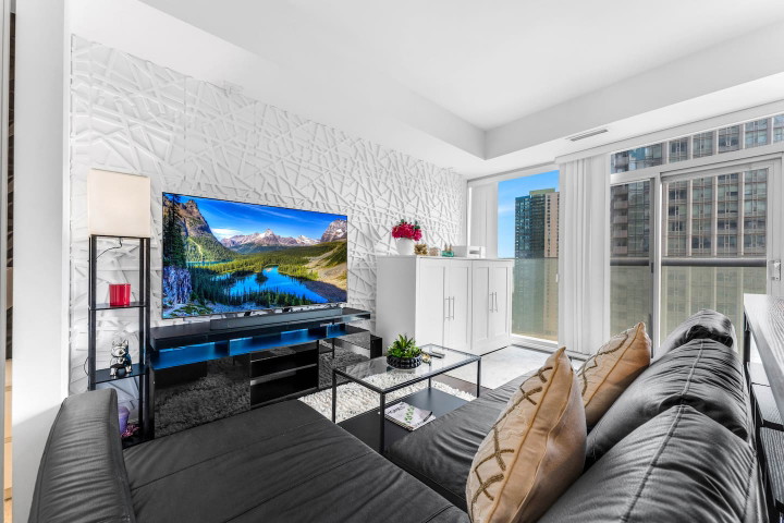 Designer Condo W/ Lake & Skyline Views + Parking - Toronto
