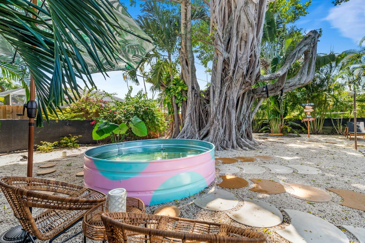 Banyan Retreet: Quirky Beach Cottage W/ Stock Tank - Boynton Beach, FL