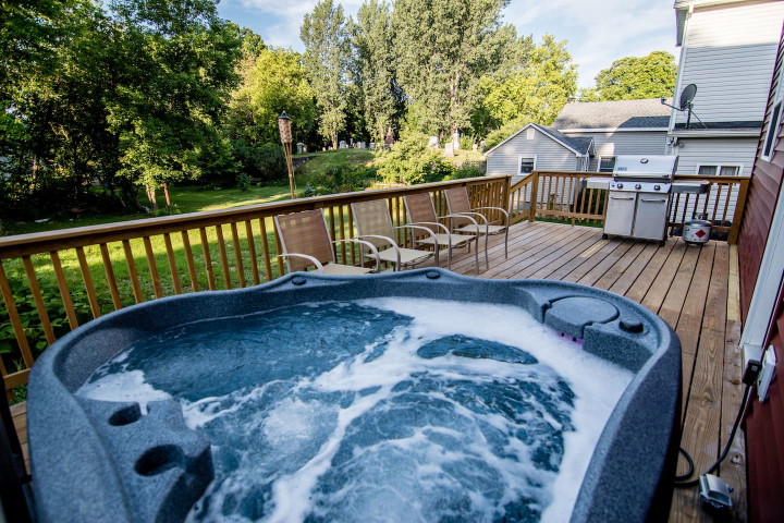 Spacious + Centrally Located W/ Large Deck + Porch - Alexandria Bay, NY