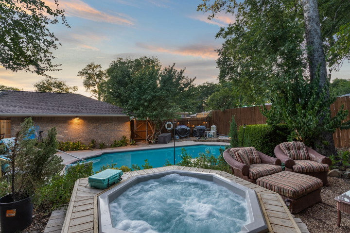 Resort-like Pool & Patio In Large Comfortable Home - DeSoto, TX