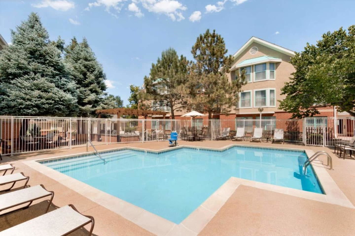 Near Pearl Street | Free Breakfast, Pool + Kitchen - Boulder, CO