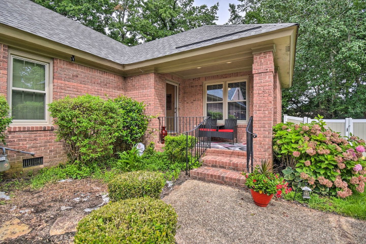 Bright Chesapeake Home Near Shopping & Dining - Suffolk, VA