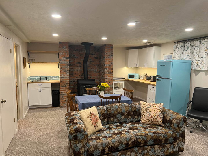 Adorable Basement Suite With Kitchen & Fireplace - Boise, ID
