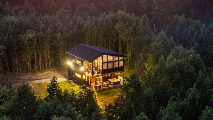 *New Secluded Hocking Hills Cabin | Hot Tub & View - Logan, OH