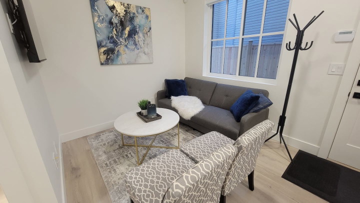 Private Walk Out Suite In Cloverdale - Surrey