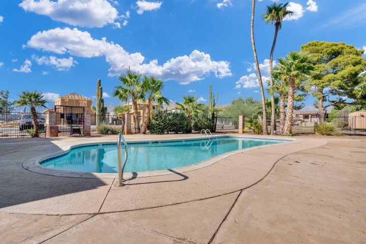 Cute Townhome With Community Pool 5 Mins To Tmc - Tucson, AZ