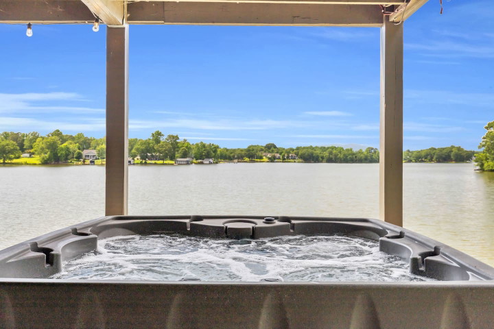 Lakefront Cabin W/ Hot Tub & Stunning Views - Greer, SC