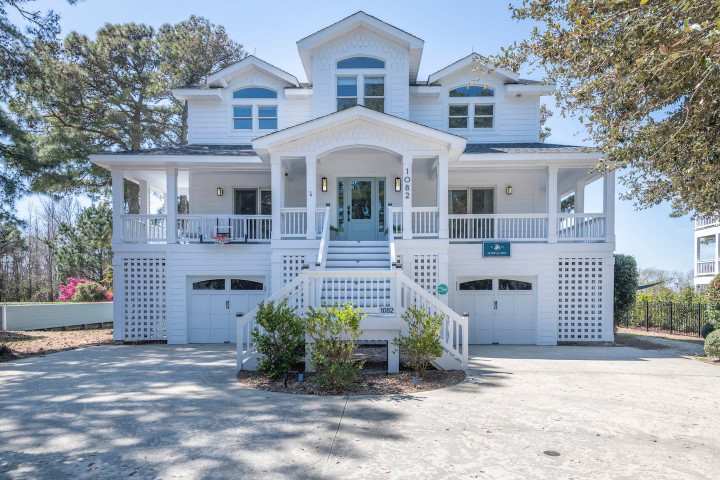Soundfront, Beach Trolly, Pool, Spa, Resort Access - Corolla, NC