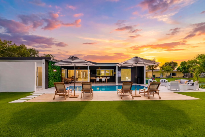 Luxe Lagoon Villa | Heated Pool | Sleeps 14 | Pet - Miramar, FL