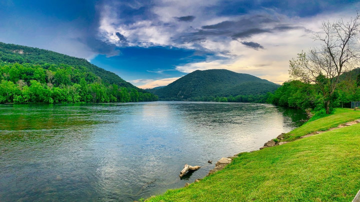 Cozy Riverfront House - 15 Minutes From Vt - Blacksburg, VA