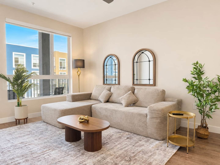 Upscale Apartment 10 Min To Disneyland |Pool & Gym - Tustin, CA