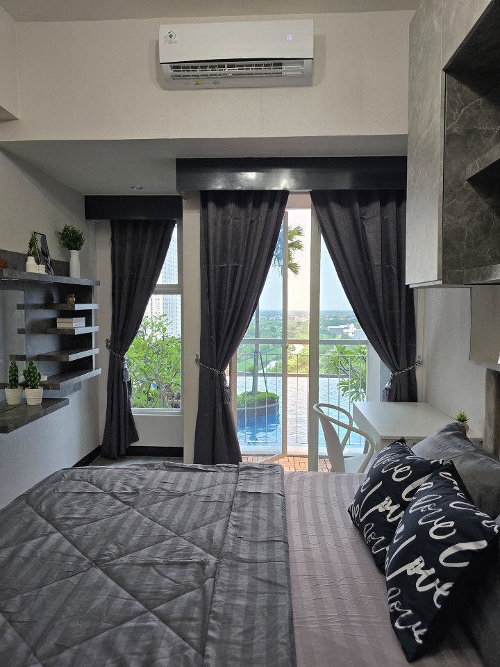 Studio Calme Et Confortable Avec Vue Sur La Piscine à Débordement - Surabaya