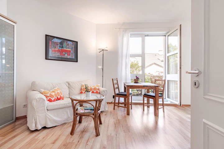 Privates Apartment: Mit Bad, Küche Und Balkon - Frankfurt am Main