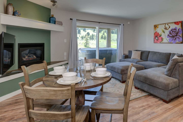 Condo With Private Hot Tub & Gas Fireplace! - Big Sky, MT