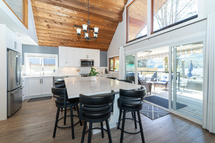 Sunset Beach Lakehouse - Lake Cowichan
