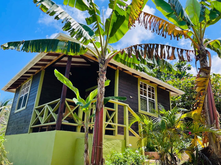 Bruno's Atlantic Breeze Cabin 2 - Dominica