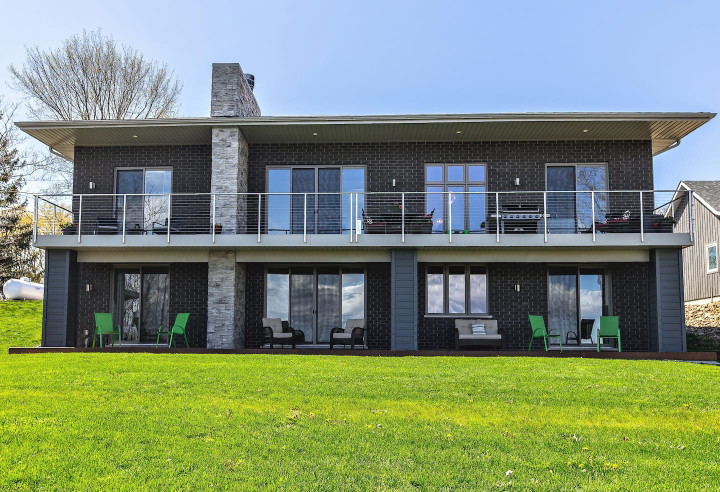 Contemporary Million Dollar View Getaway - Owen Sound