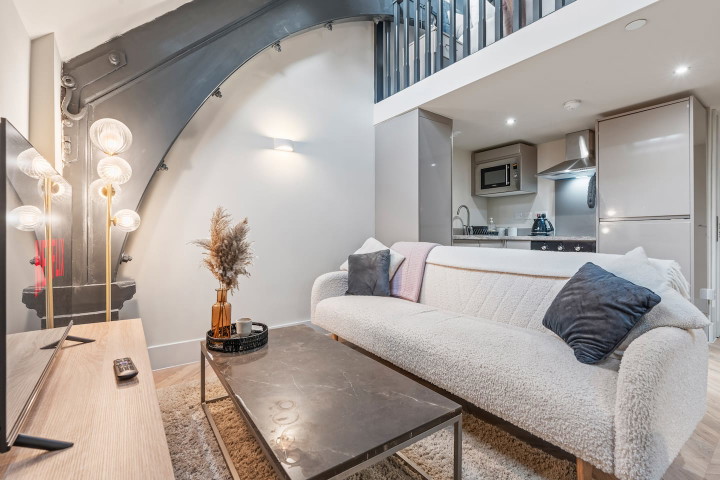Cosy Mezzanine Apartment | Long Stay Discounts - Leeds
