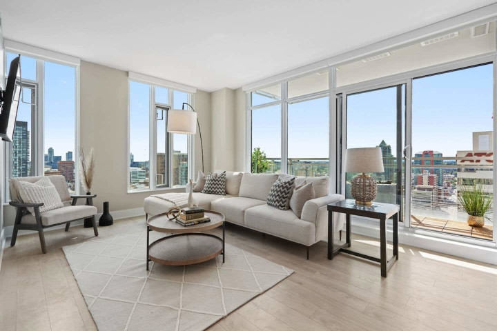 Stylish Corner Unit. Views & Comfort. Feel At Home - Alberta