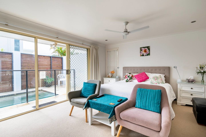 Luxury Independent Living With Pool By The Canal - Coolangatta