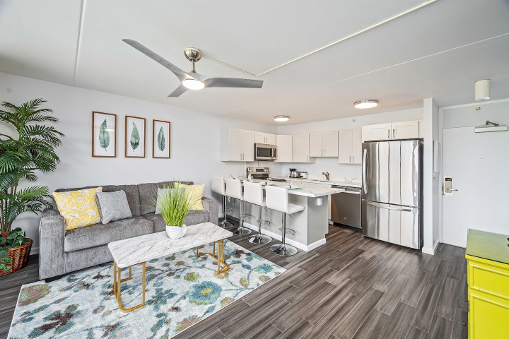 Mountain And City Tropical Condo At Waikiki Banyan Half A Block To The Beach - Kailua, HI