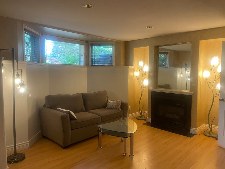 2 Bedroom With Private Entrance And Bathroom - Port Coquitlam