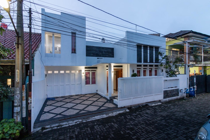 Spacious, White-villa Belgareti @ Kiaracondong - Bandung