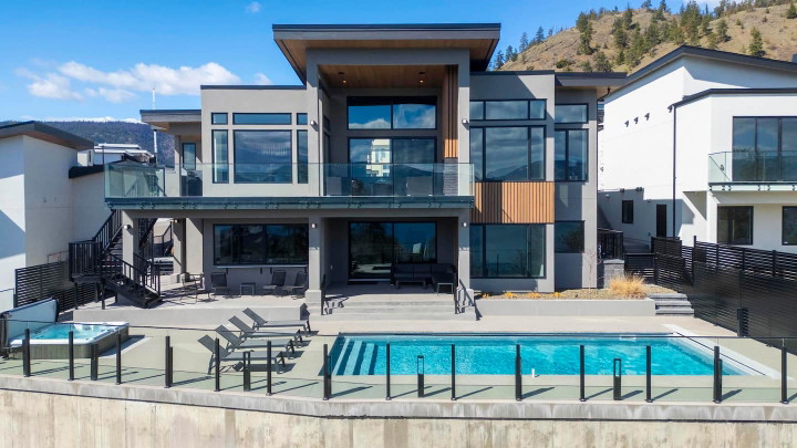New Luxury Home With Pool & Amazing Views - ケロウナ