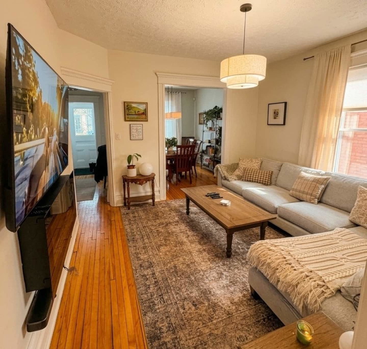 Downtown Heritage Home: Backyard, Parking, Balcony -