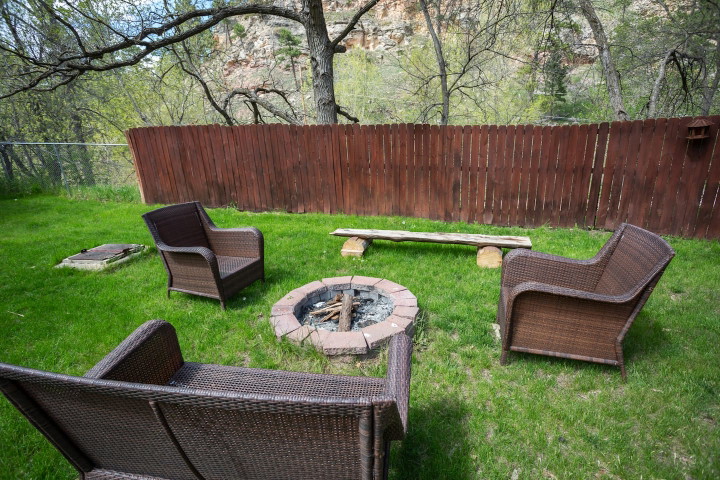 Charming Log Cabinfirepitgreat Deck With Grill -