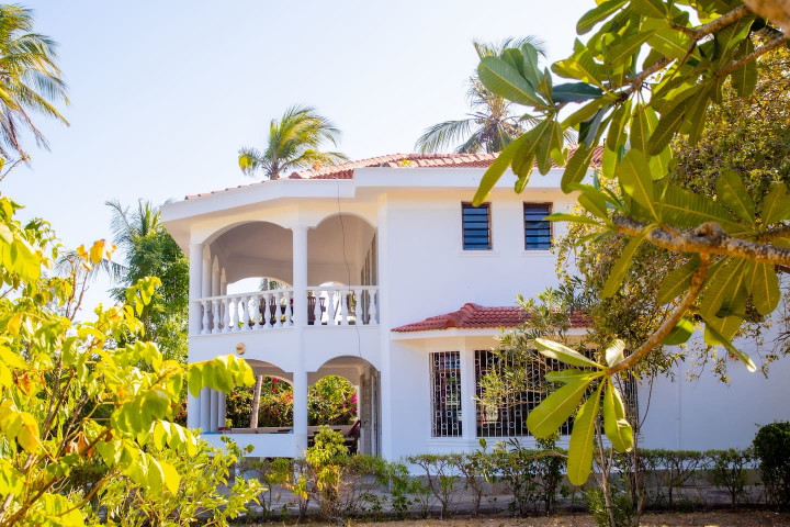 Sand And Shells Beach House- 4 Bedroom With A Pool - Mombasa