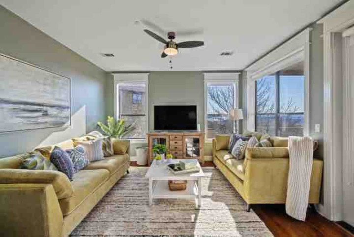 Beautiful Villa On Lake Travis At Hollows Resort - Leander, TX