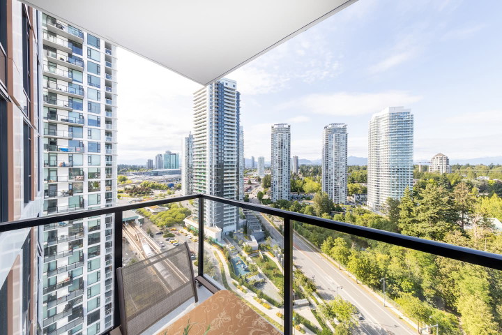 Downtown Surrey Condo With A View - New Westminster