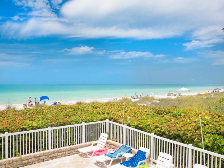 Completamente Renovado Condominio Frente Al Mar.<br><br>reserve A Través De Vrbo Del 2 De Septiembre Al 12 De Octubre Y Obtenga Un Alquiler De Carrito De Golf A 1/2 Precio De Beach Bums Con El Alquiler De Dos O Más Bicicletas. Consultar Para Más Detalles. - Holmes Beach, FL
