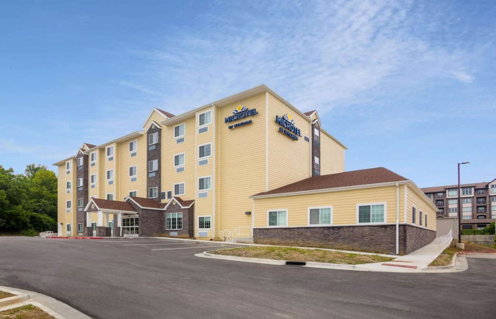 Microtel Liberty | Queen Room | Dog Friendly - Liberty, MO
