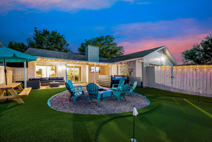 Hot Tub, Putting Green, Game Room! - Carrollton, TX