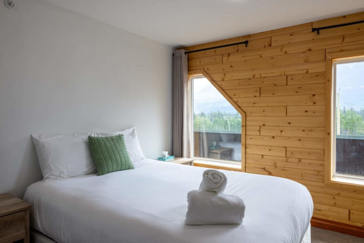 Suite 5 At The Gem | Bright 2br Stay For Groups - Banff