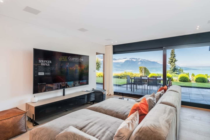 Charming And Spacious Residence In Brent - Montreux