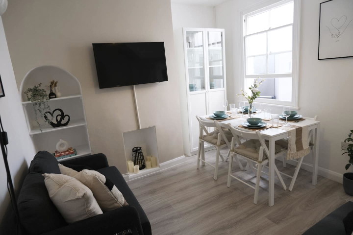 Dluxe Living Estates  Spacious 4br Aylesbury Home - Aylesbury