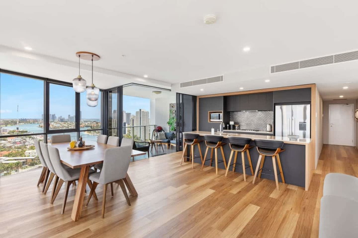 Stunning 180° Views | Steps To Surfers Paradise! - Surfers Paradise