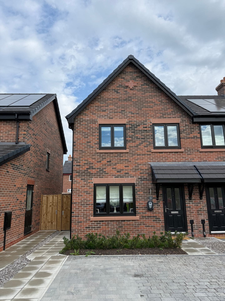 New Home W/2+ Car Parking And Charging Spaces - Knutsford