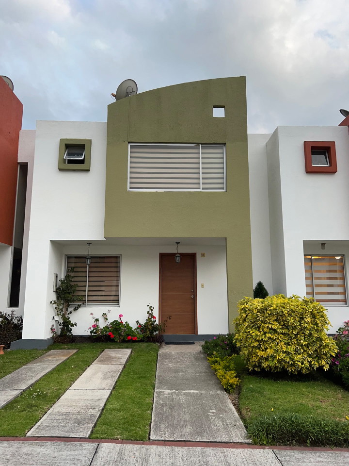 Beautiful House Near The Middle Of The World - Quito