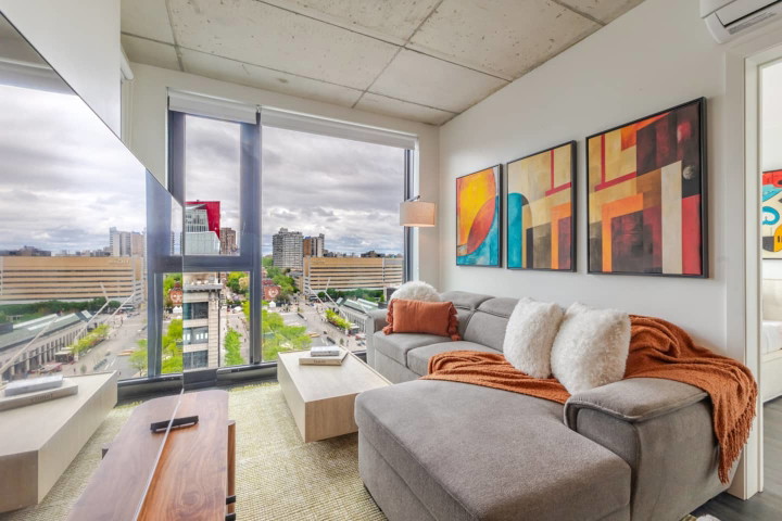 Downtown Poolside Haven | Free Parking & Pool - 
