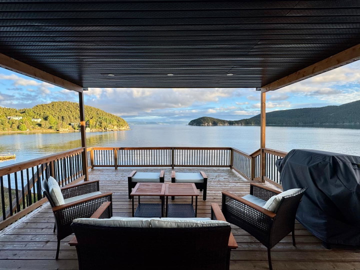 Sea Breeze Cottage - Oceanfront Patio - Canada