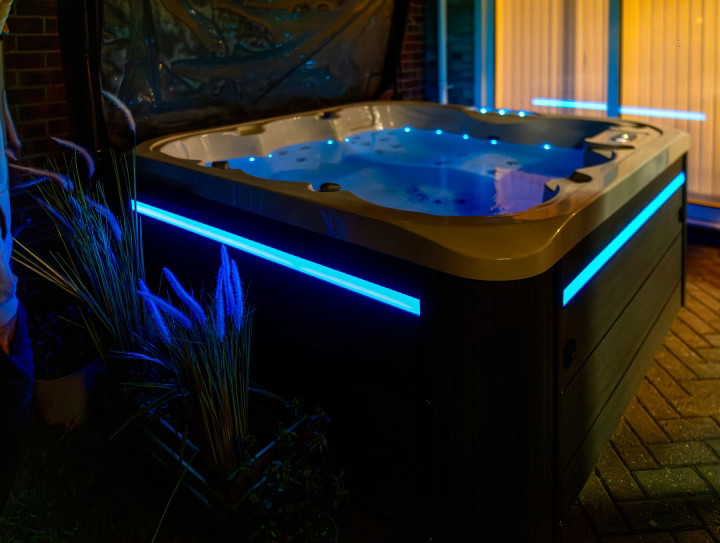 Boutique Spa House Hot Tub, Sauna & Massage Chair - Chelmsford