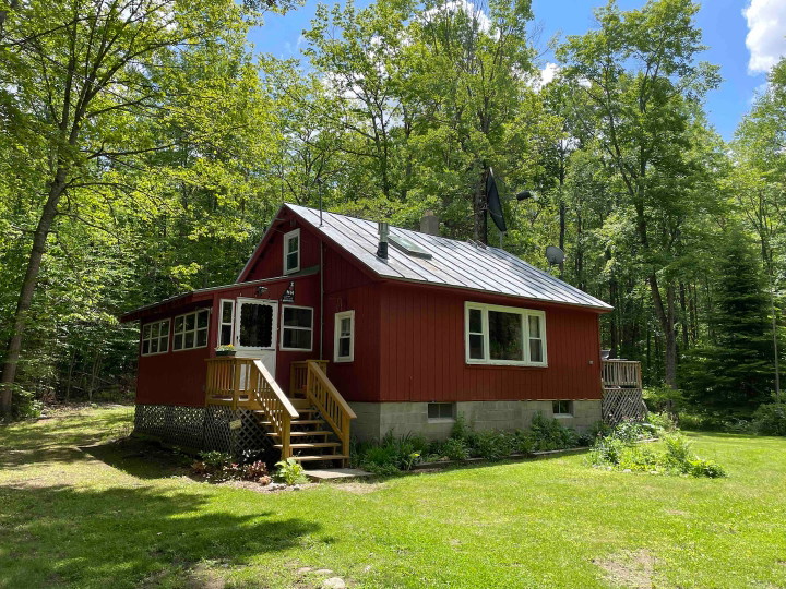 Cozy Woodlands Cottage W/ Indoor Fireplace - New Hampshire